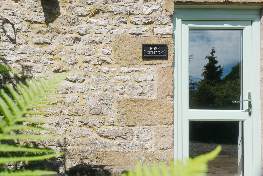 Rose Cottage - Cosy 2 bedroom cottage in the Peak District - Peak Venues